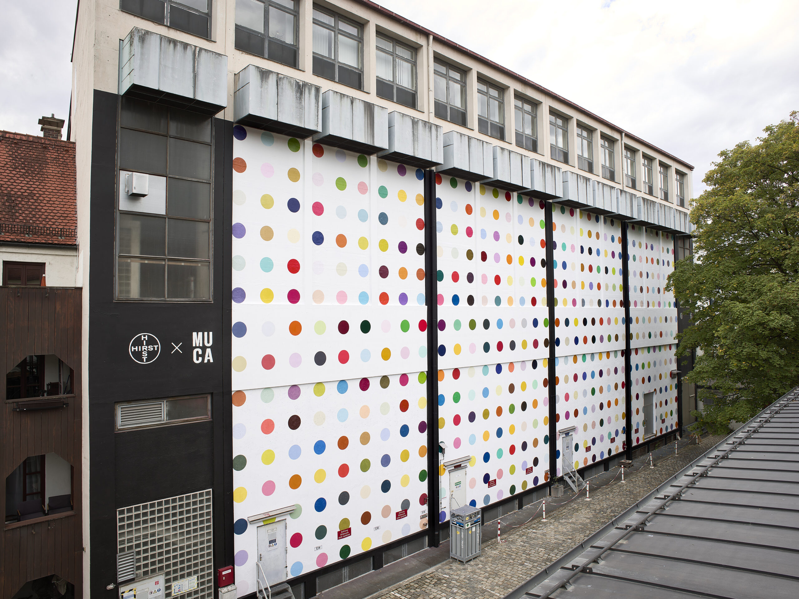 MUCA Wall: Größtes "Spot Painting" von Hirst » MUCA